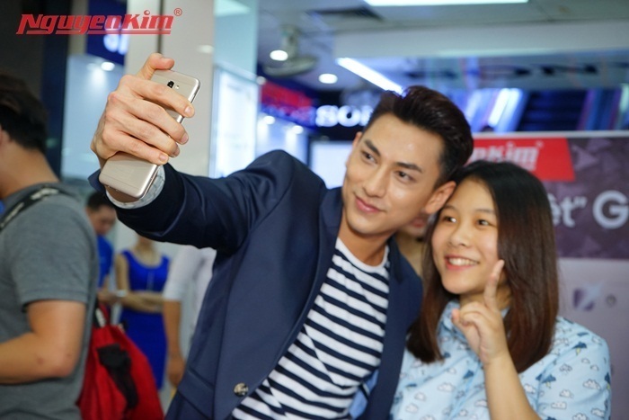 "Thái tử" Isaac "đốt cháy" sự kiện mở bán Samsung Galaxy J7 Prime tại ...