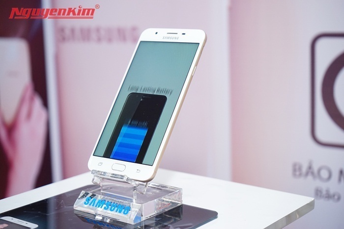 "Thái tử" Isaac "đốt cháy" sự kiện mở bán Samsung Galaxy J7 Prime tại ...