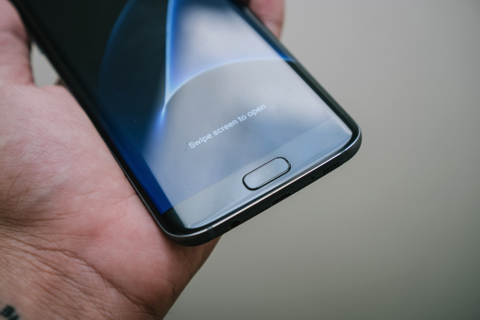 Thiết kế Galaxy S7 Edge tinh tế qua từng đường cong