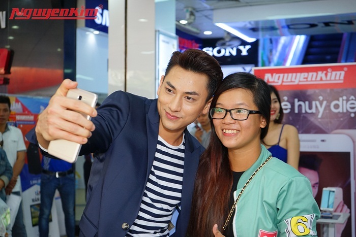"Thái tử" Isaac "đốt cháy" sự kiện mở bán Samsung Galaxy J7 Prime tại ...